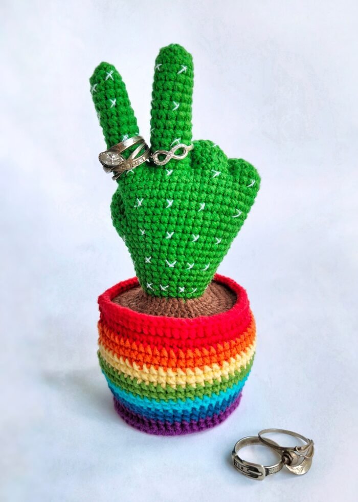Cactus Hand CROCHET PATTERN / Amigurumi cactus - BePatterns